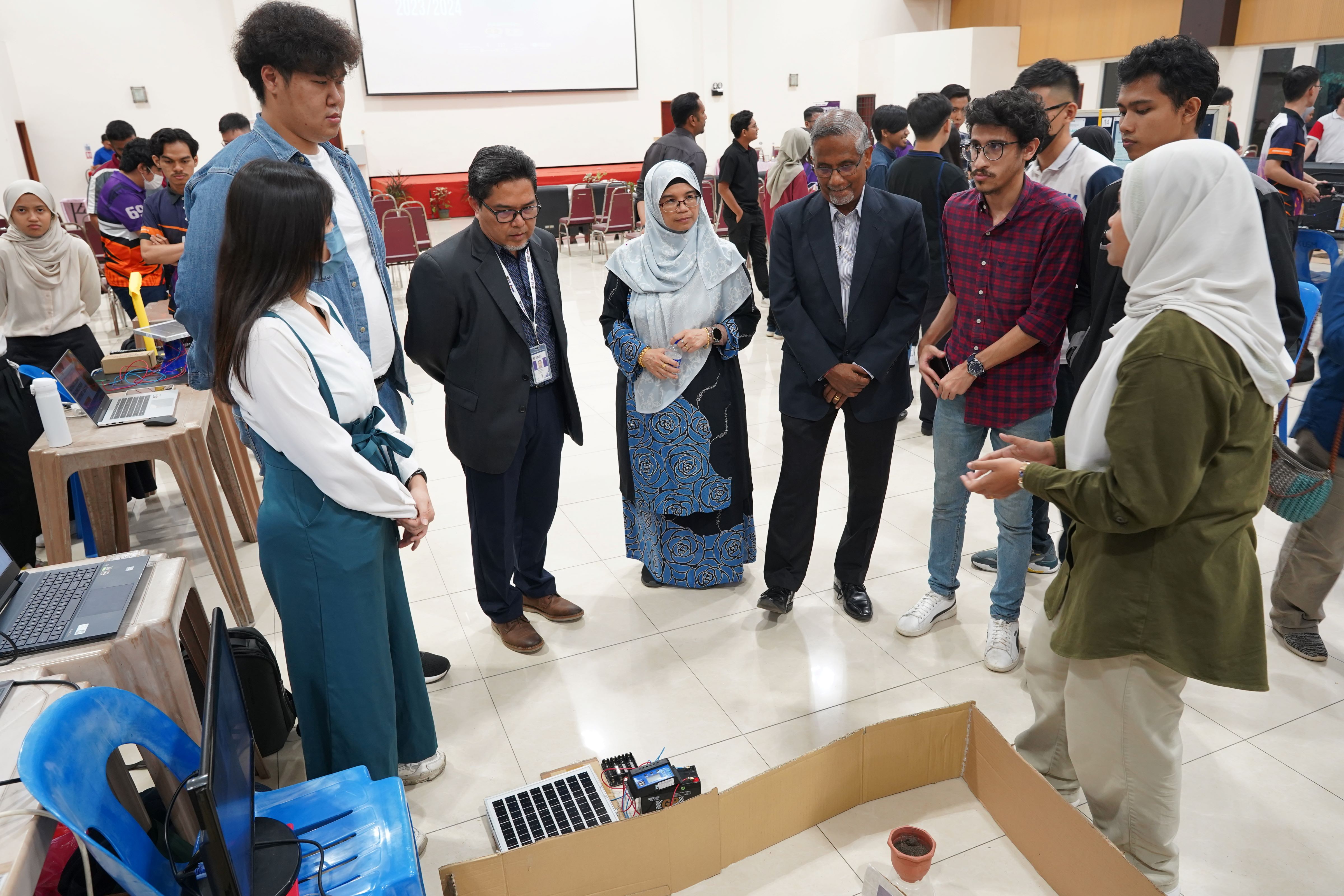 SEEE ENGINEERING CAPSTONE DESIGN EXHIBITION 2024, PERPADUAN INOVASI DAN KEPINTARAN UNGGUL ...